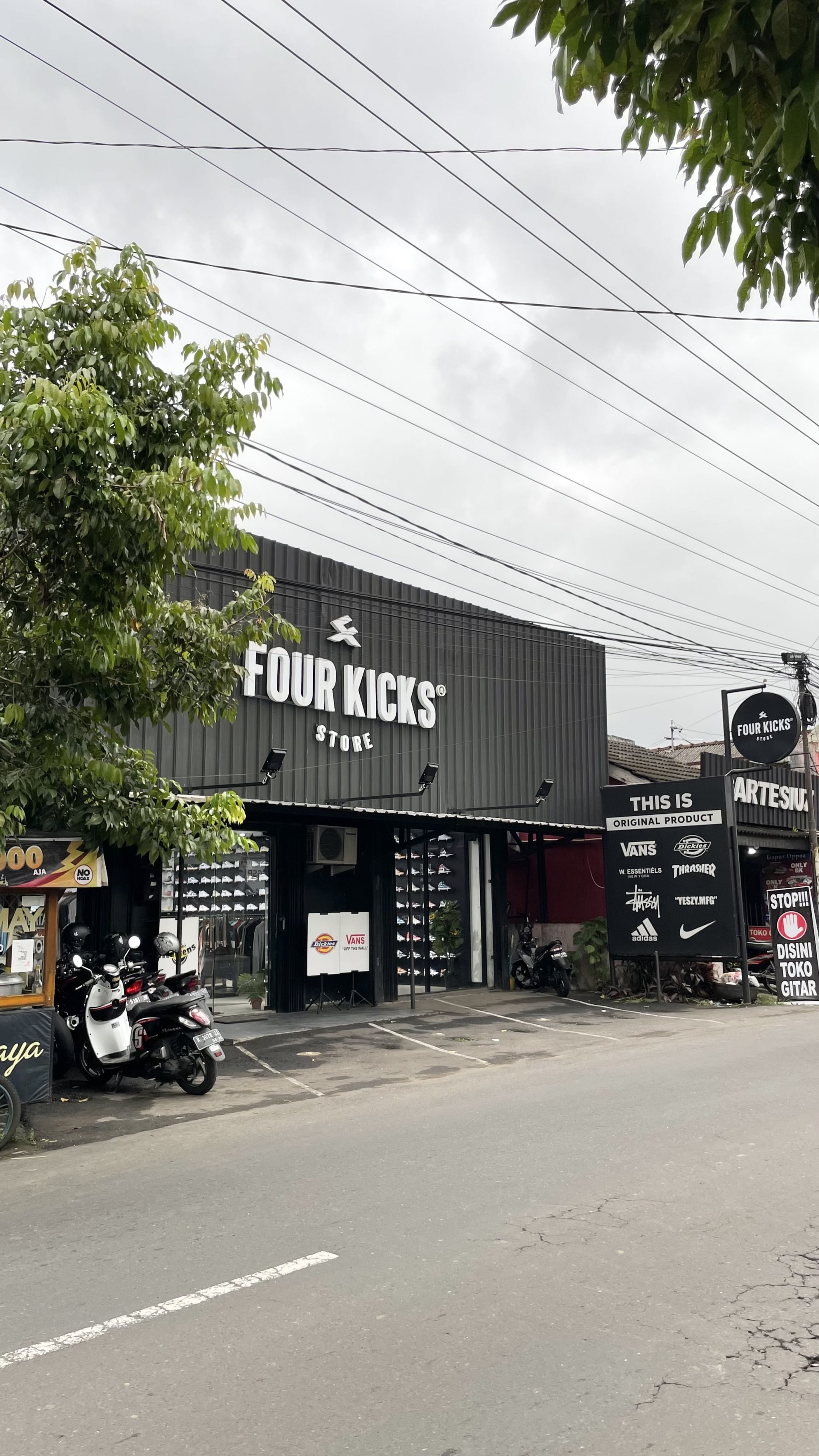FOUR KICKS STORE