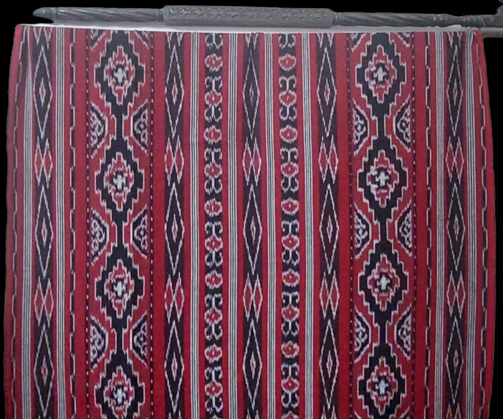 Krisma Kain Bentenan - Kain Tenun Bentenan Motif Tinompak Merah